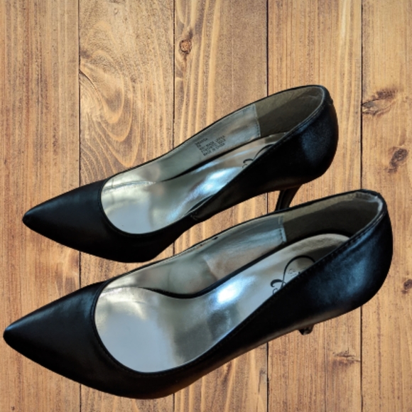143 Girl | Shoes | 43 Girl Brand Ladies Black Pumps | Poshmark